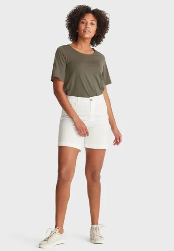 Vita shorts med ben dam (2025) • Rea med upp till 75% | Alissa