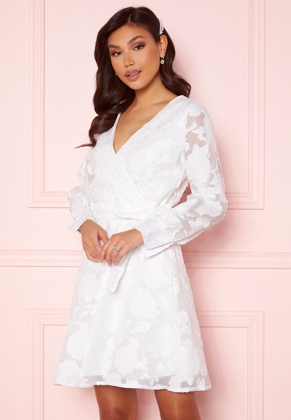 Cream klänningar med knappar (2025) • Nu upp till 70% rea | Alissa