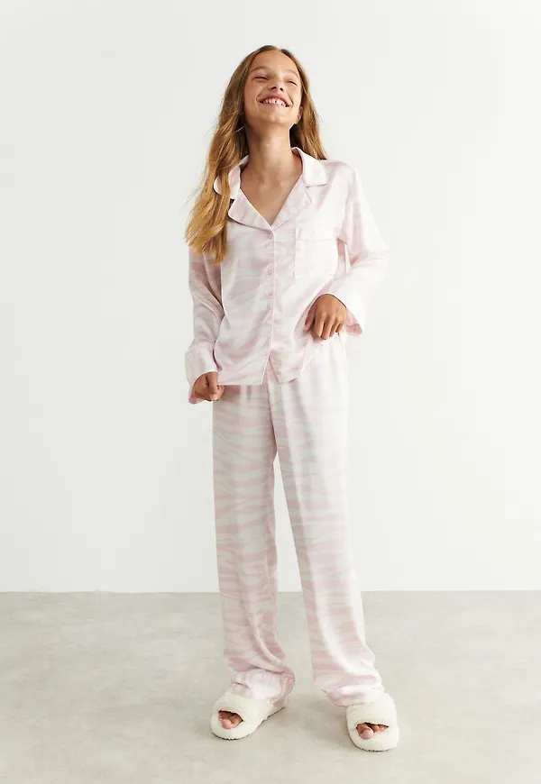 Pyjamas set dam (2026) • Rea på snygga modeller online | Alissa